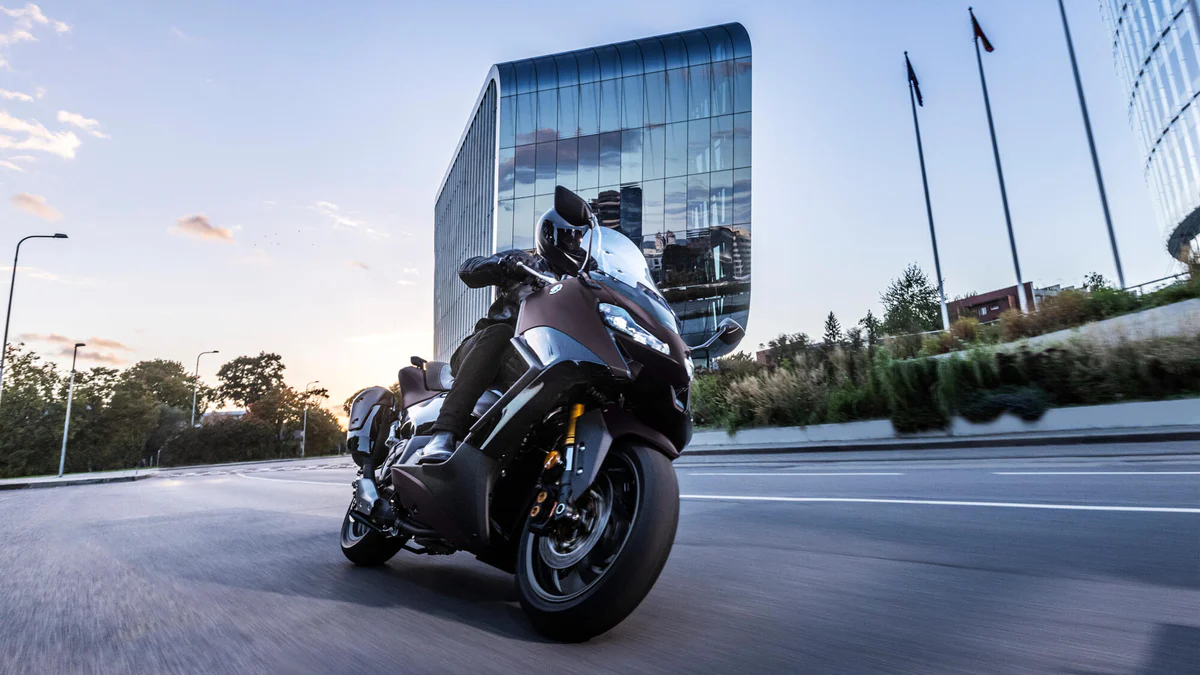 Yamaha TMAX Tech MAX 2024 – sportowy skuter klasy premium