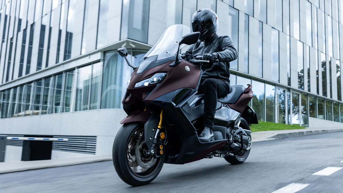 Yamaha TMAX Tech MAX 2024 – sportowy skuter klasy premium